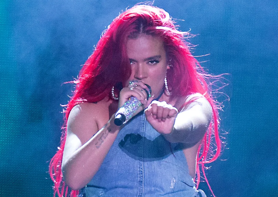 En microbikini rosa Karol G expone sus curvas y hasta se pone a comer ...