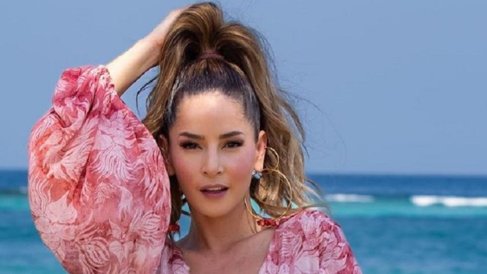 Carmen Villalobos luce su escultural cuerpo desde la playa