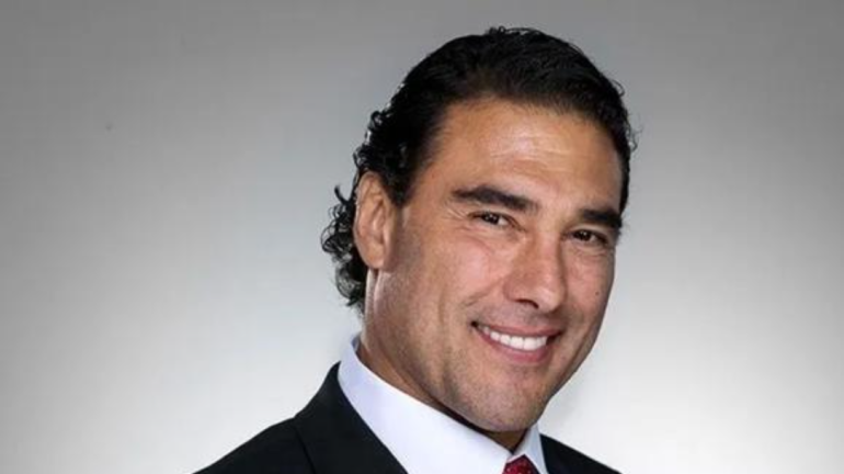 Con un mensaje burlista, Eduardo Yáñez se muestra casi desnudo y las ...