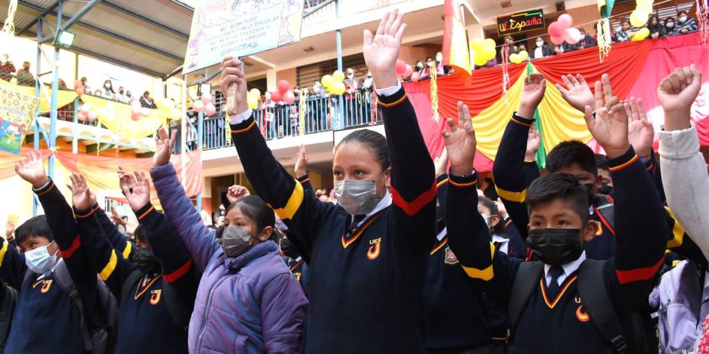 ¿Cuántos estudiantes comenzaron clases en Bolivia? Arce y su ministro ...